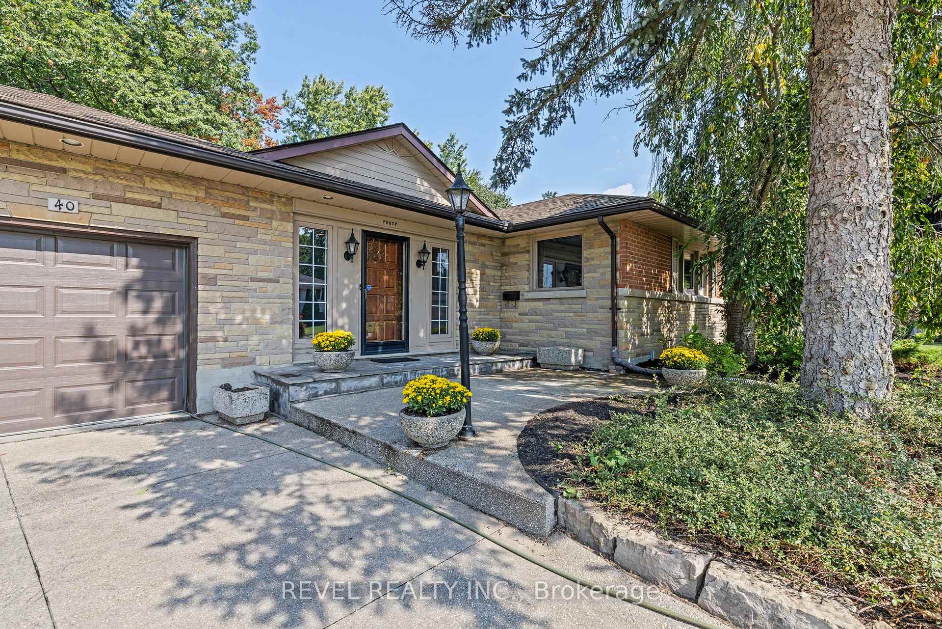 40 Bertram Drive, Hamilton, ON L9H 4T3