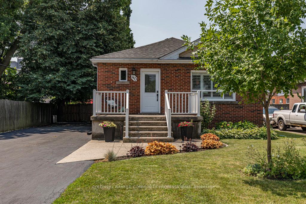 40 Duncombe Drive, Hamilton, ON L9A 2E8
