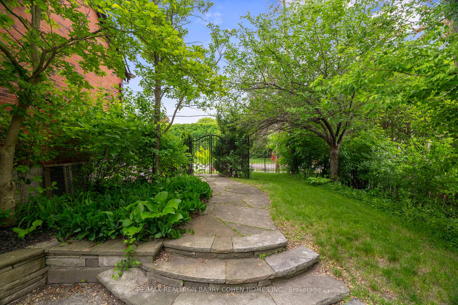 40 Old Colony Road, Toronto, ON M2L 2K1