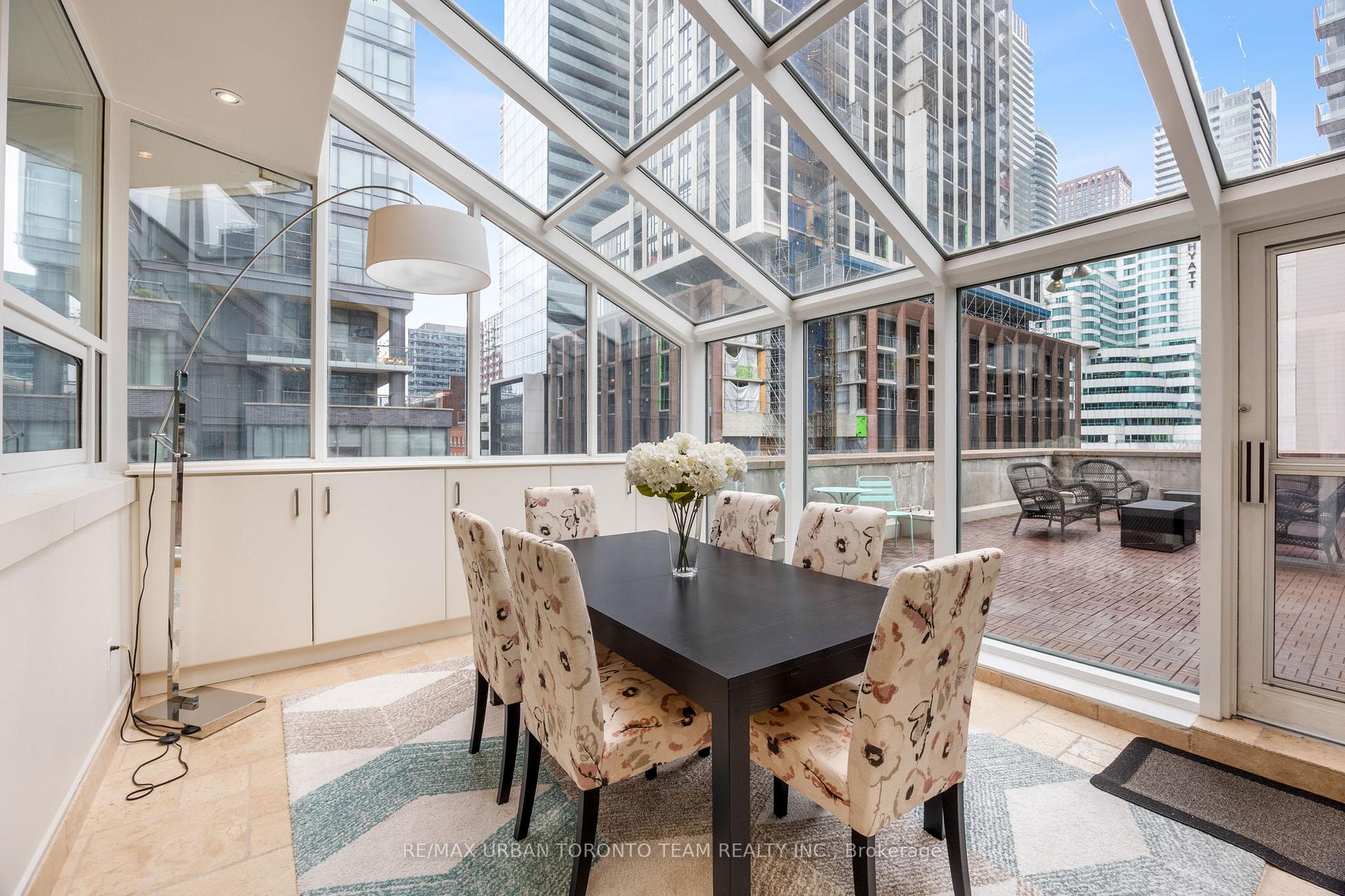 401 - 393 King Street W, Toronto, ON M5V 3G8