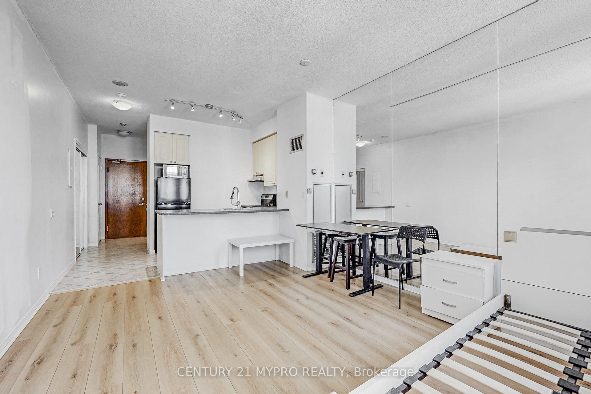 401 - 555 Yonge Street, Toronto, ON M4Y 3A6