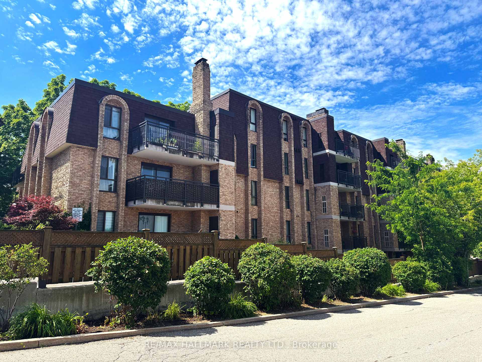 402 - 15390 Yonge Street, Aurora, ON L4G 1N8