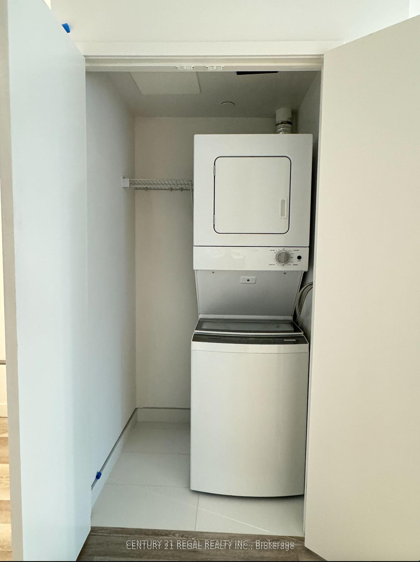 402 - 238 Simcoe Street, Toronto, ON M5T 0E2