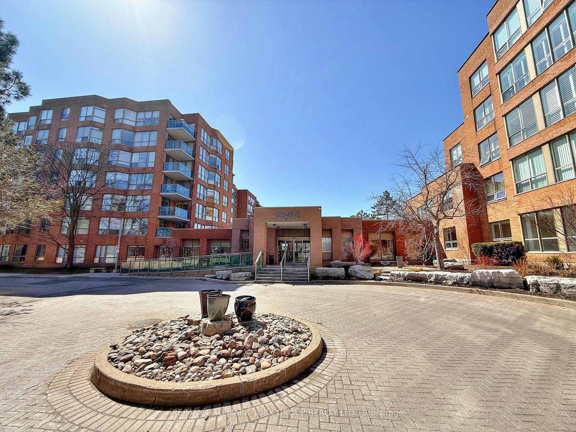 404 - 14924 Yonge Street, Aurora, ON L4G 6H7