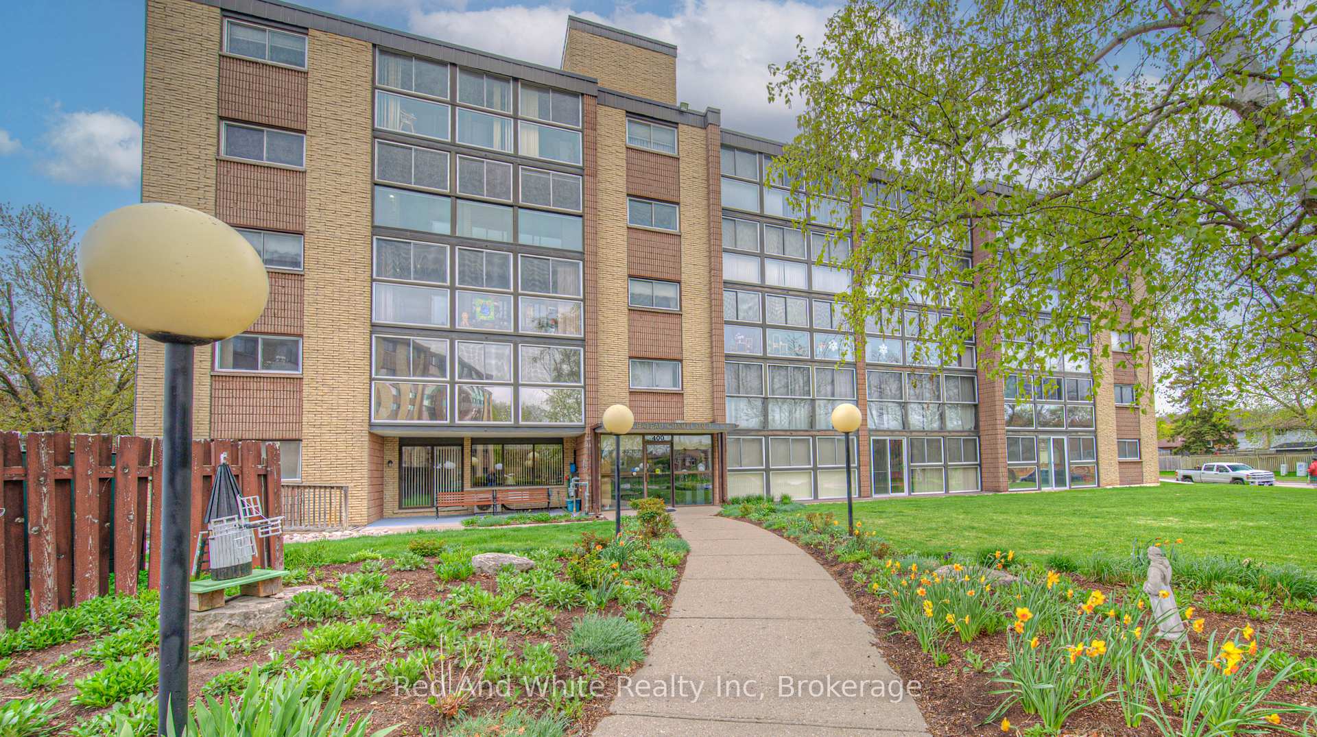 406 - 400 Champlain Boulevard, Cambridge, ON N1R 7J6