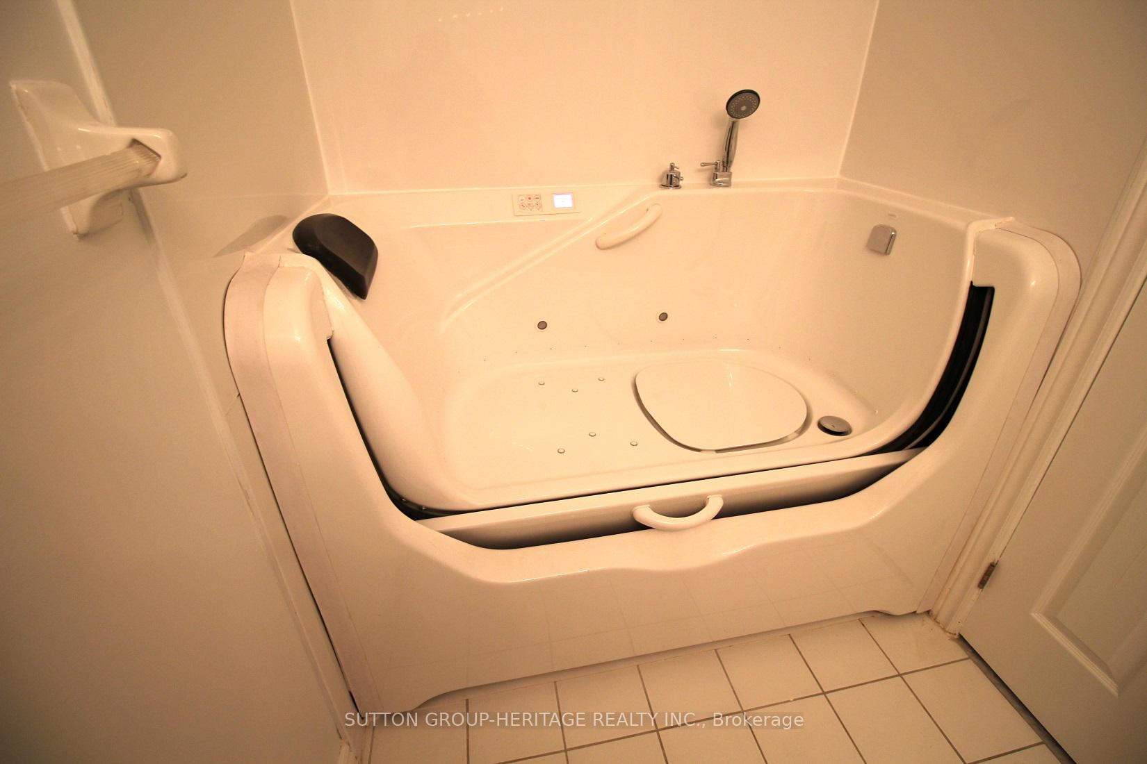 407 - 189 Lake Driveway W, Ajax, ON L1S 7J1