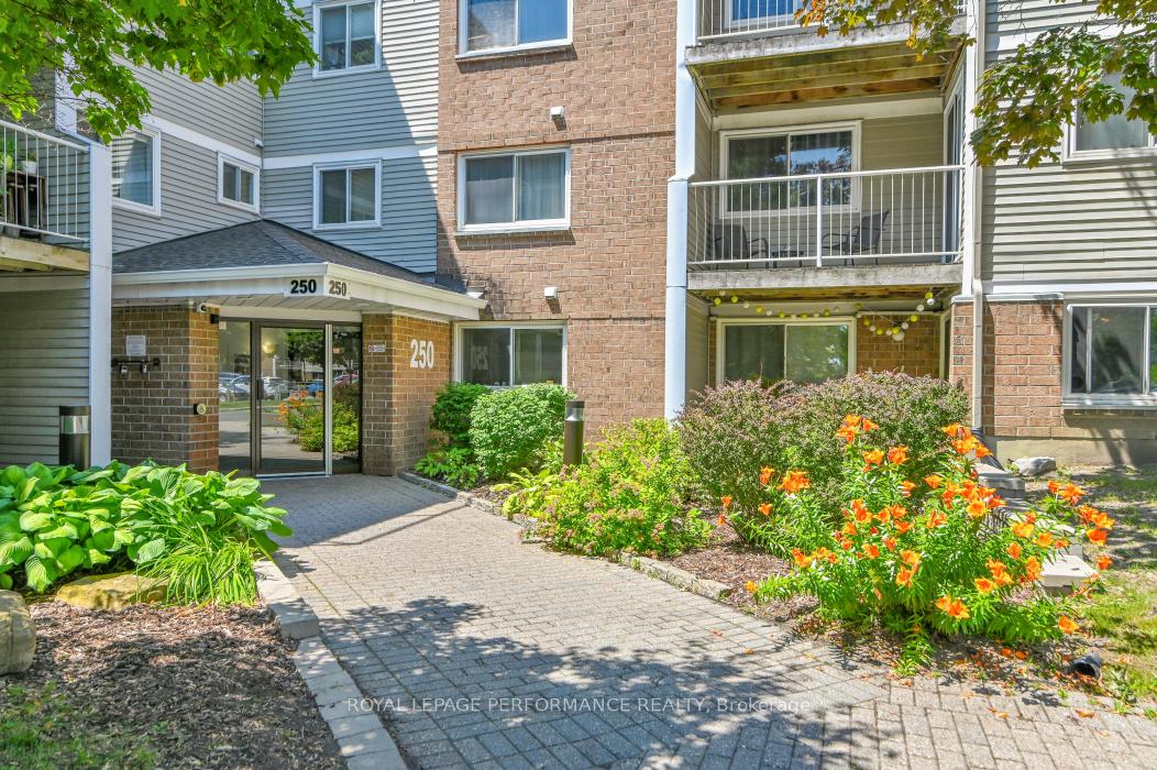 409 - 250 Brittany Drive, Manor Park - Cardinal Glen and Area, ON K1K 4M1