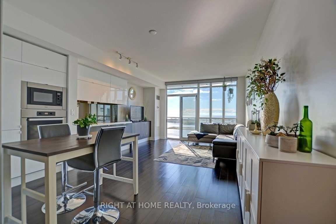 21 Iceboat Terrace, Toronto, ON M5V 4A9
