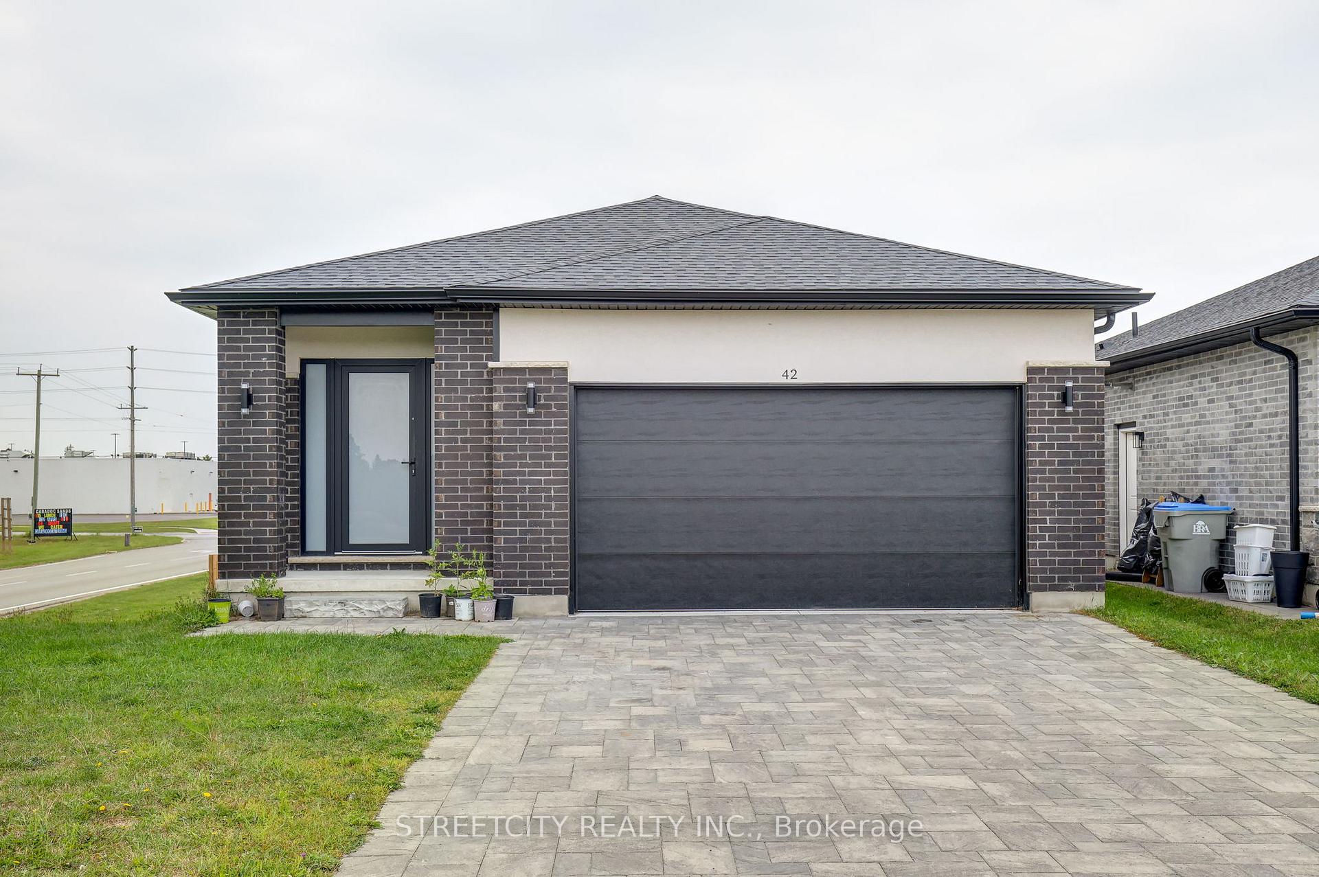 42 Alexander Circle, Strathroy-Caradoc, ON N7G 2J3