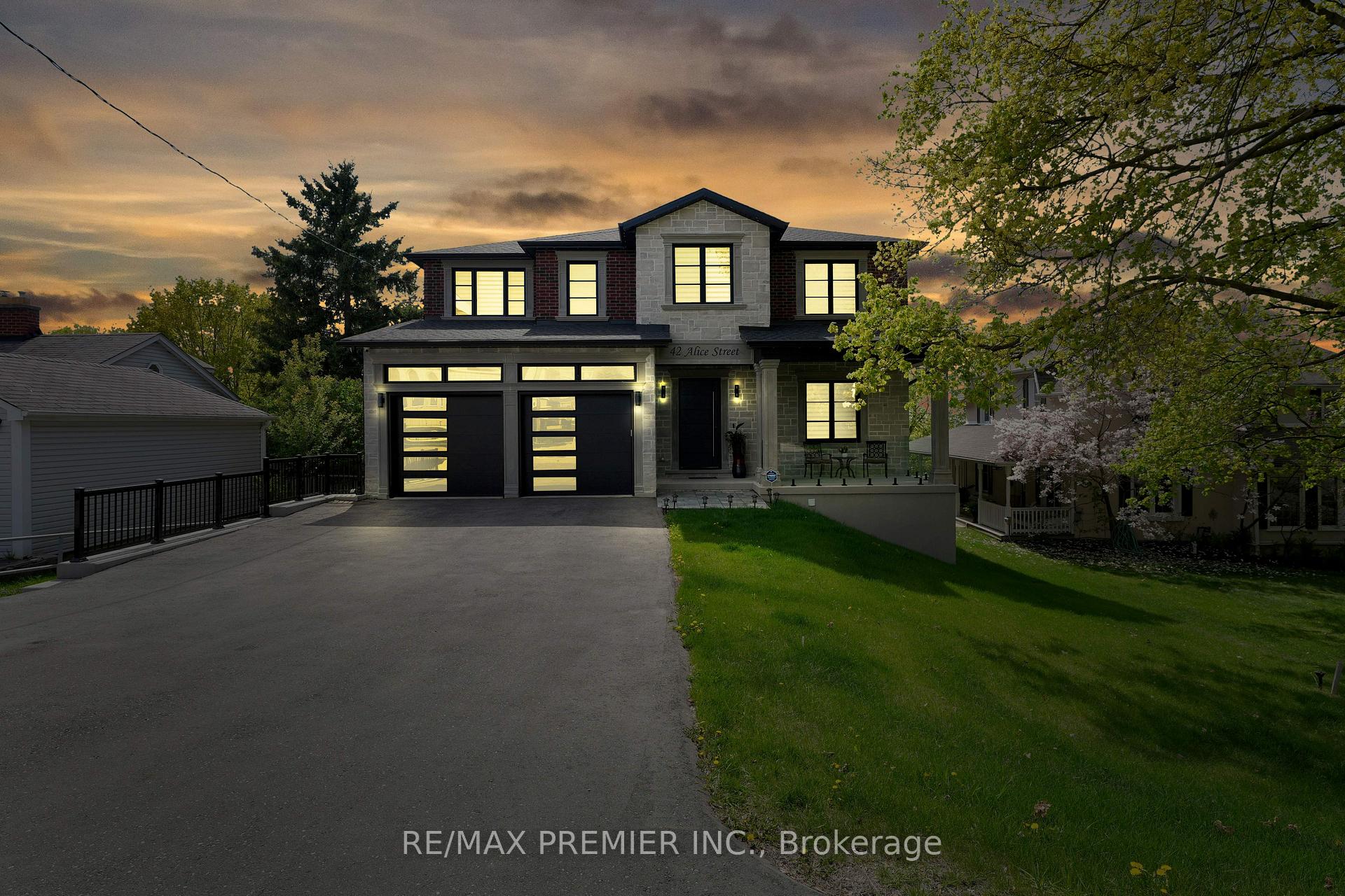 42 ALICE Street, East Gwillimbury, ON L0G 1M0