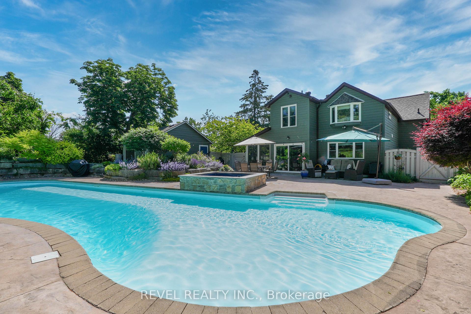 42 Dalton Street, Barrie, ON L4N 1M3