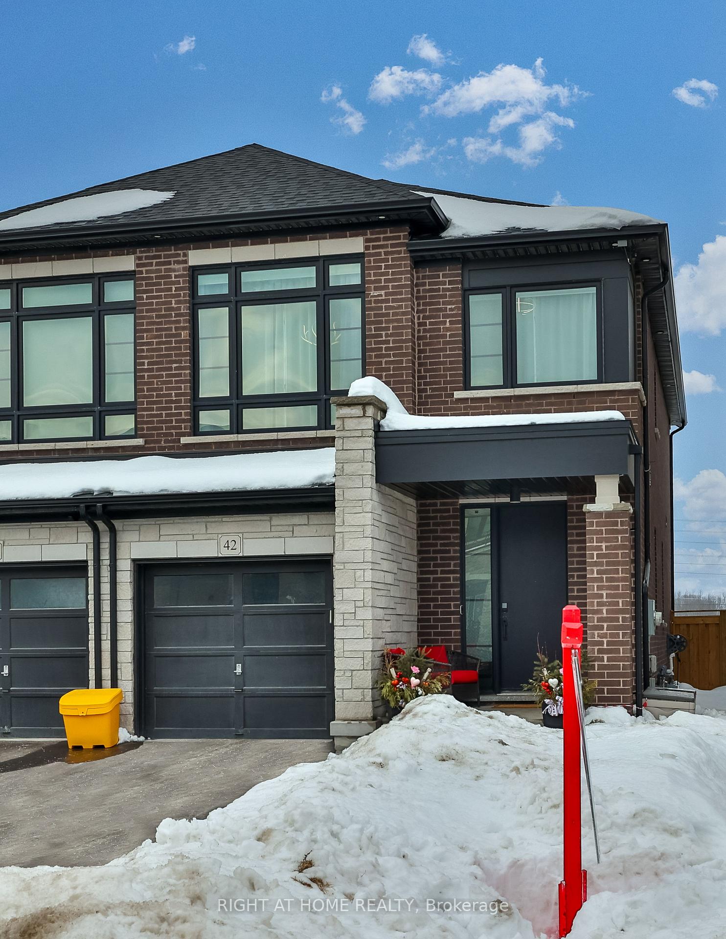 42 Peter Hogg Court, Whitby, ON L1P 0N2