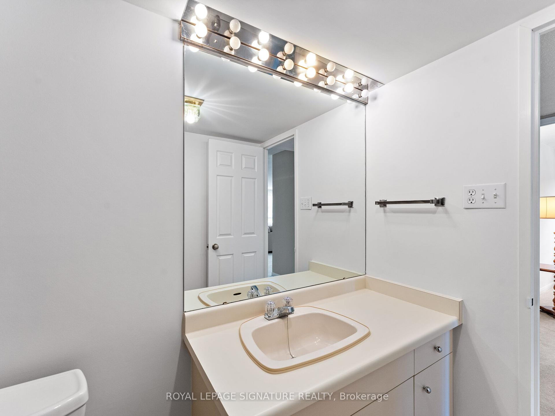 420 - 255 The Donway W, Toronto, ON M3B 3M3