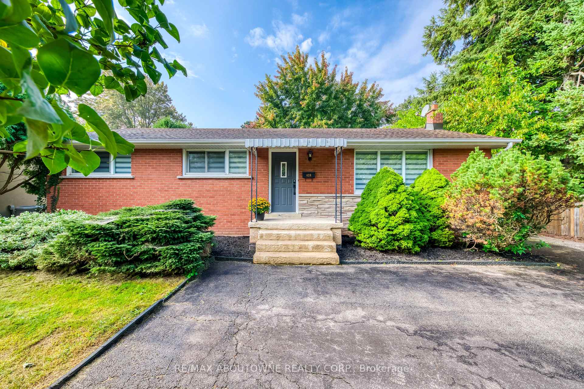 428 Henderson Road, Burlington, ON L7L 2P8