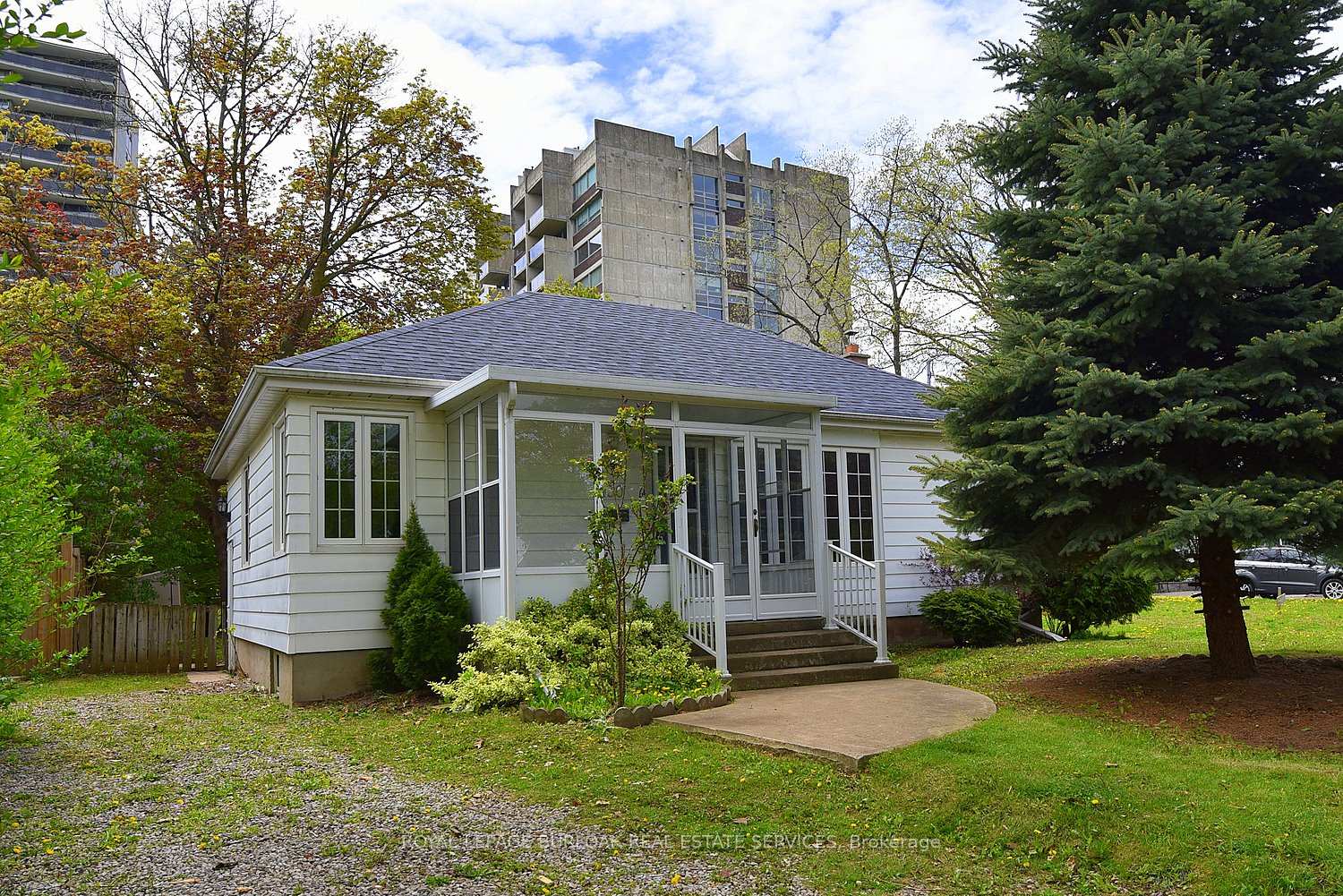 430 Queen Mary Drive, Oakville, ON L6K 3M1