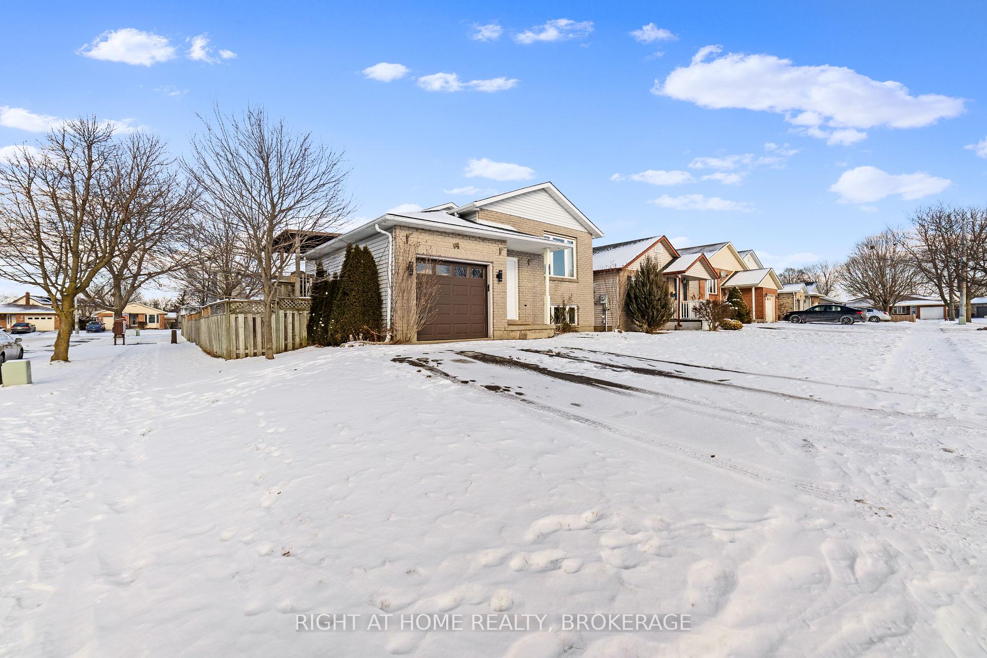44 Poplar Crescent, Welland, ON L3C 6W2