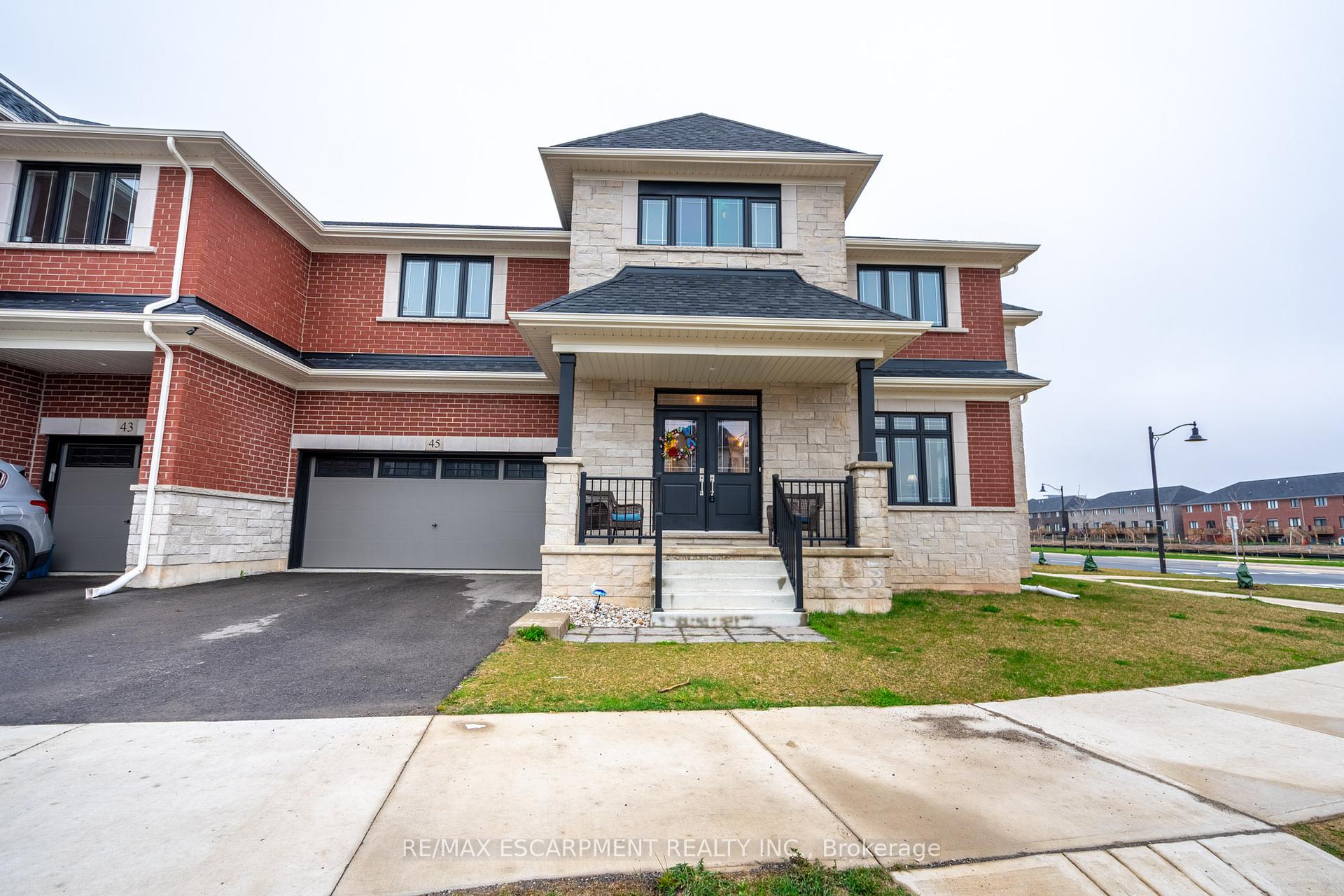 45 Great Falls Boulevard, Hamilton, ON L8B 1X8