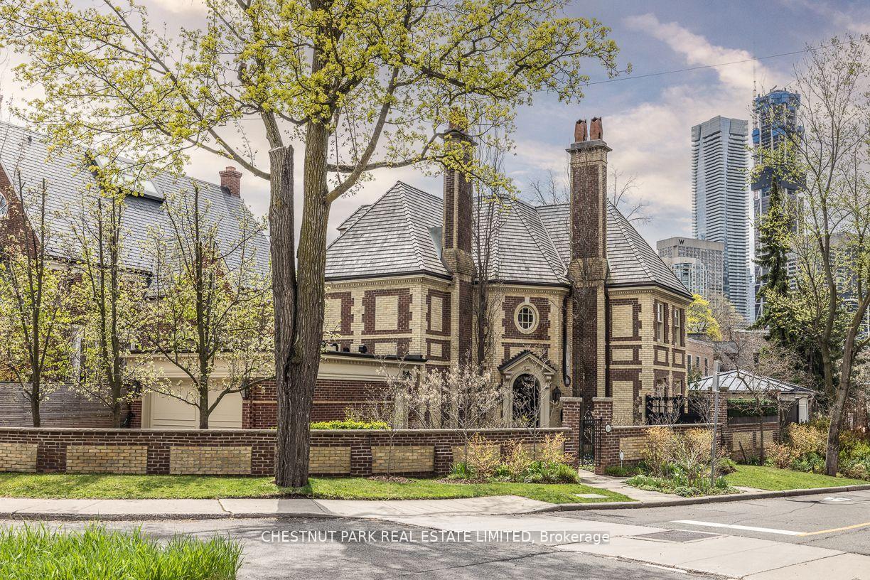 45 South Drive, Toronto, ON M4W 1R3