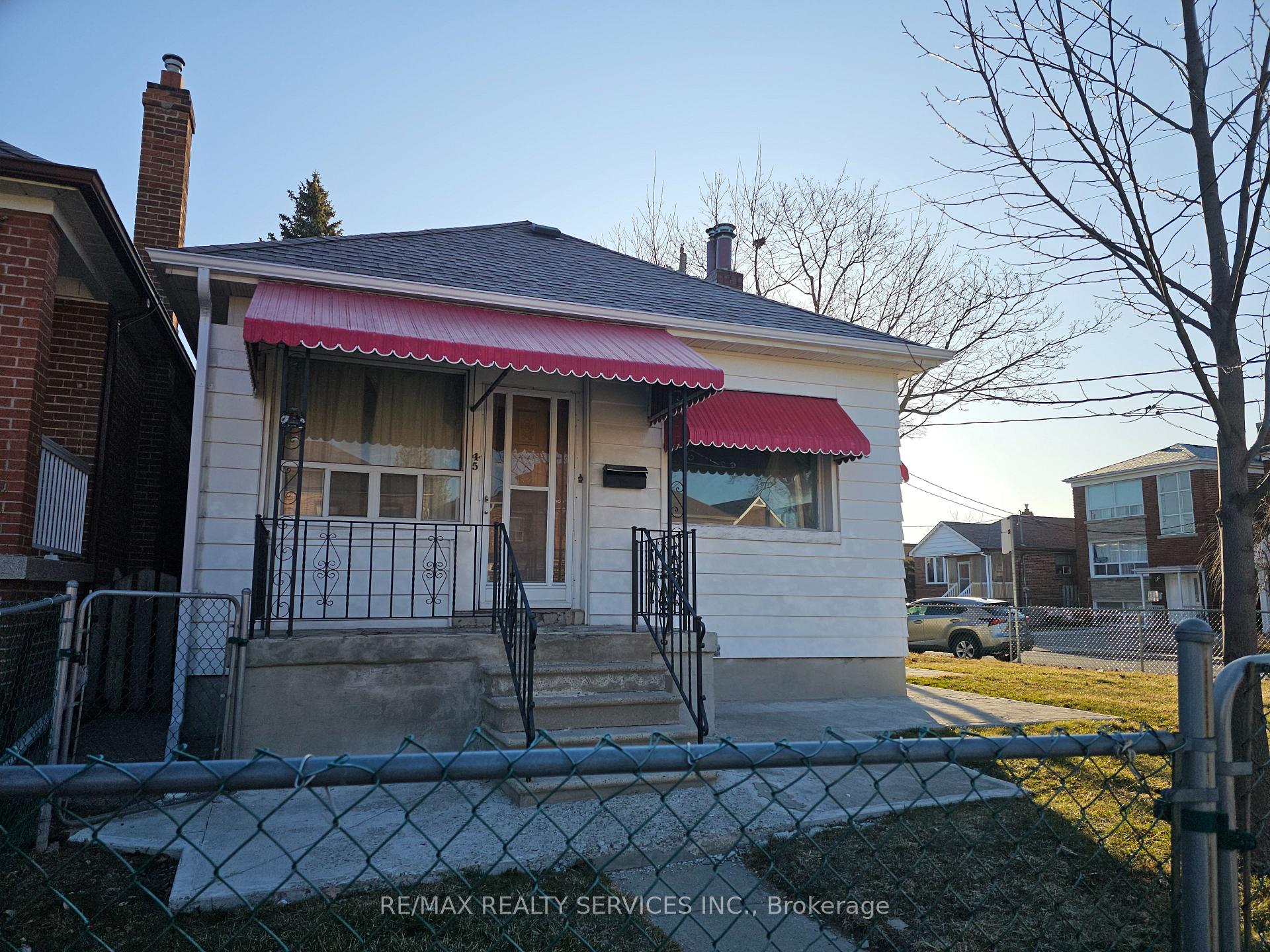 45 Yarrow Road, Toronto, ON M6M 4E4