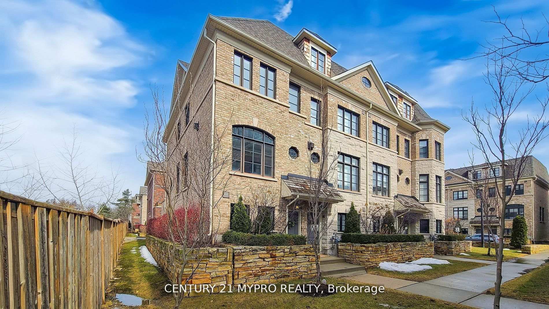 2039 Queensborough Gate E, Mississauga, ON L5M 0Y1