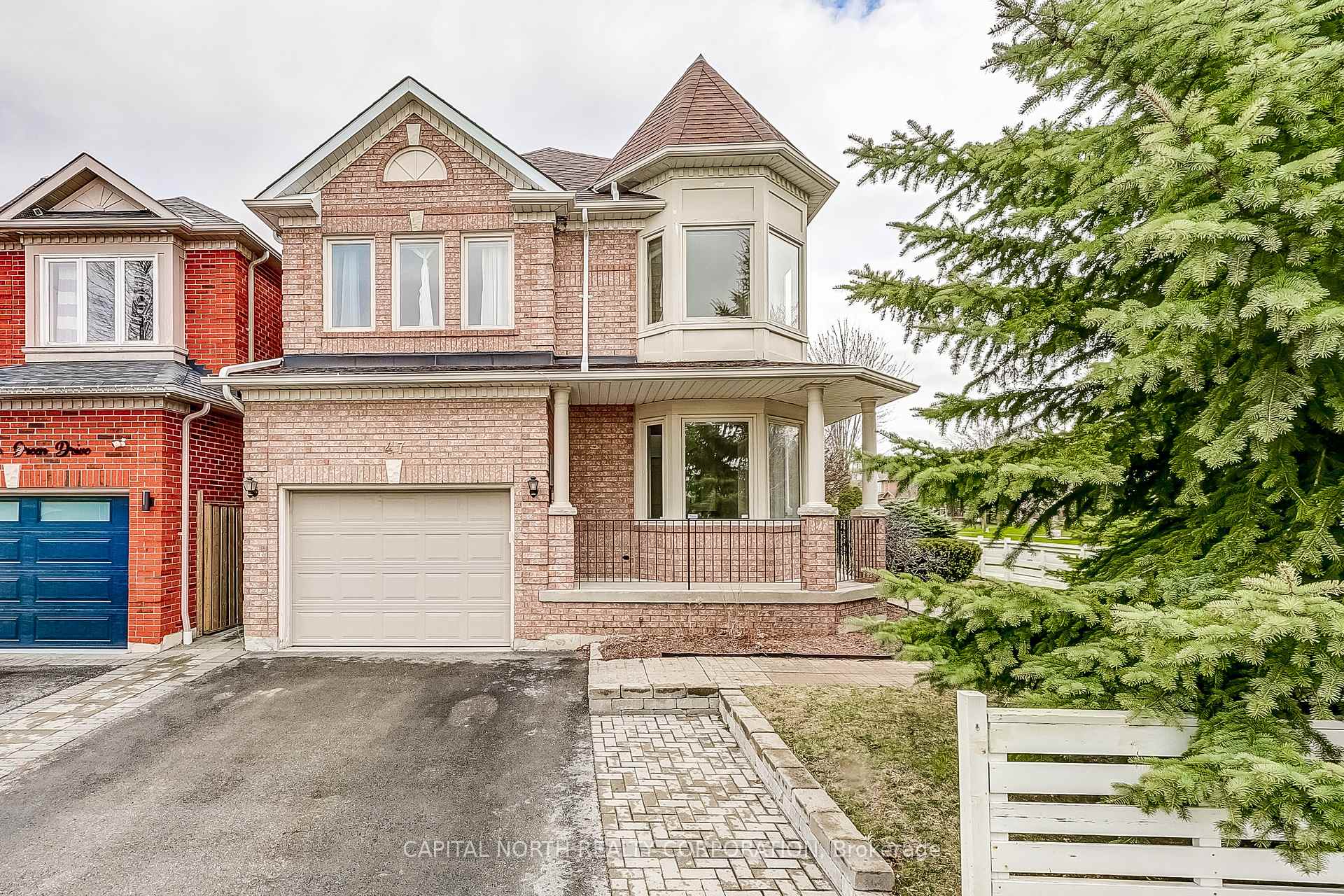 47 Castle Green Drive, Whitby, ON L1R 2P9