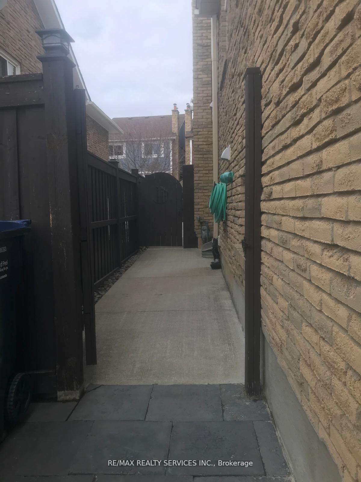 Upper - 48 Kincaid Court, Brampton, ON L6Z 1E4