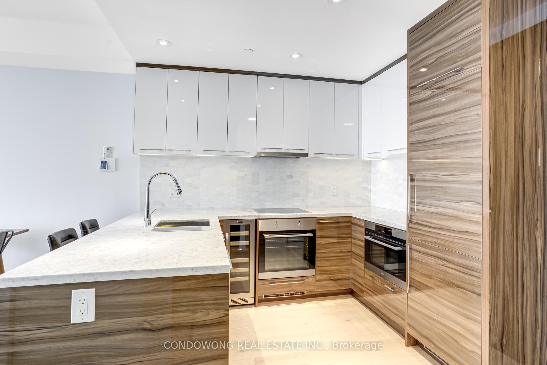 4811 - 488 University Avenue, Toronto, ON M5G 0C1