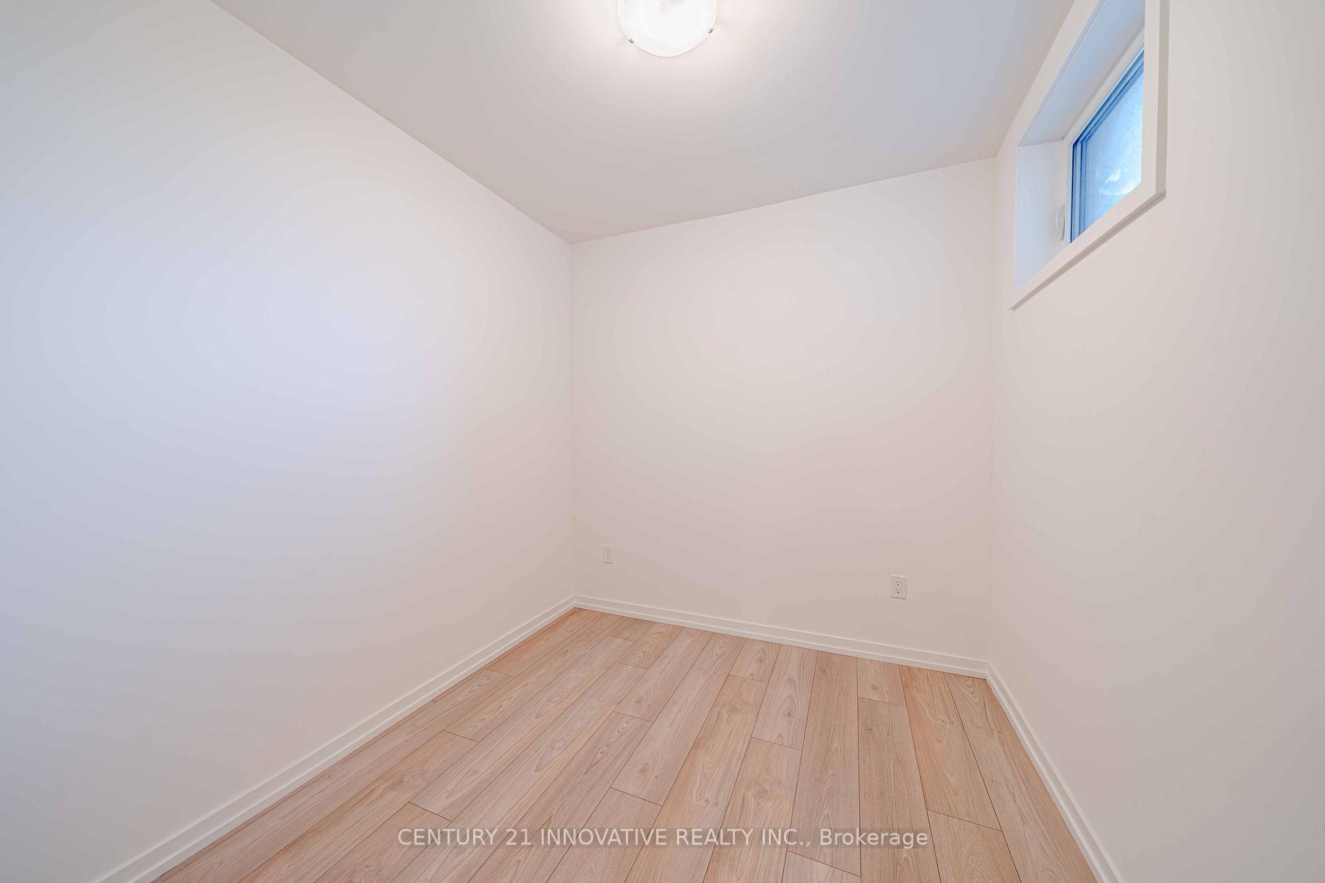 5 - 16 Lytham Green Circle, Newmarket, ON L3Y 0H5