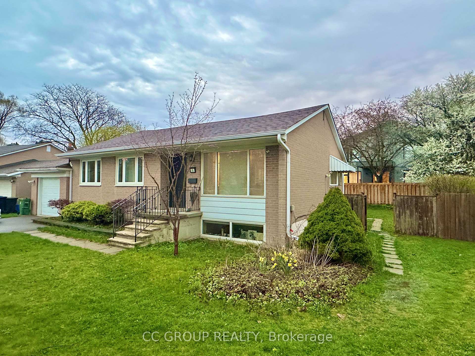 5 Cedarbank Crescent, Toronto, ON M3B 3A3