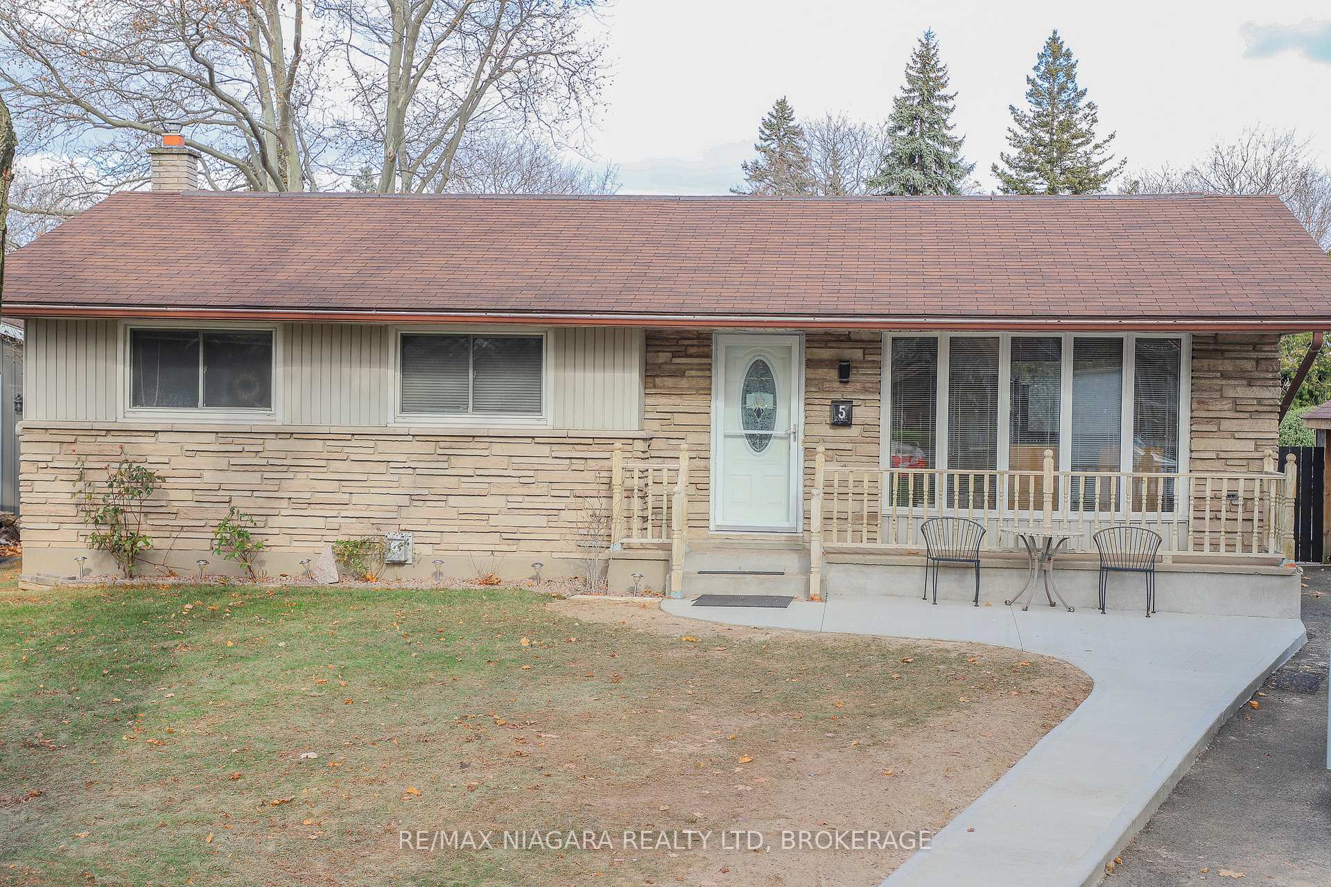 5 Commodore Bay, St. Catharines, ON L2M 4H4