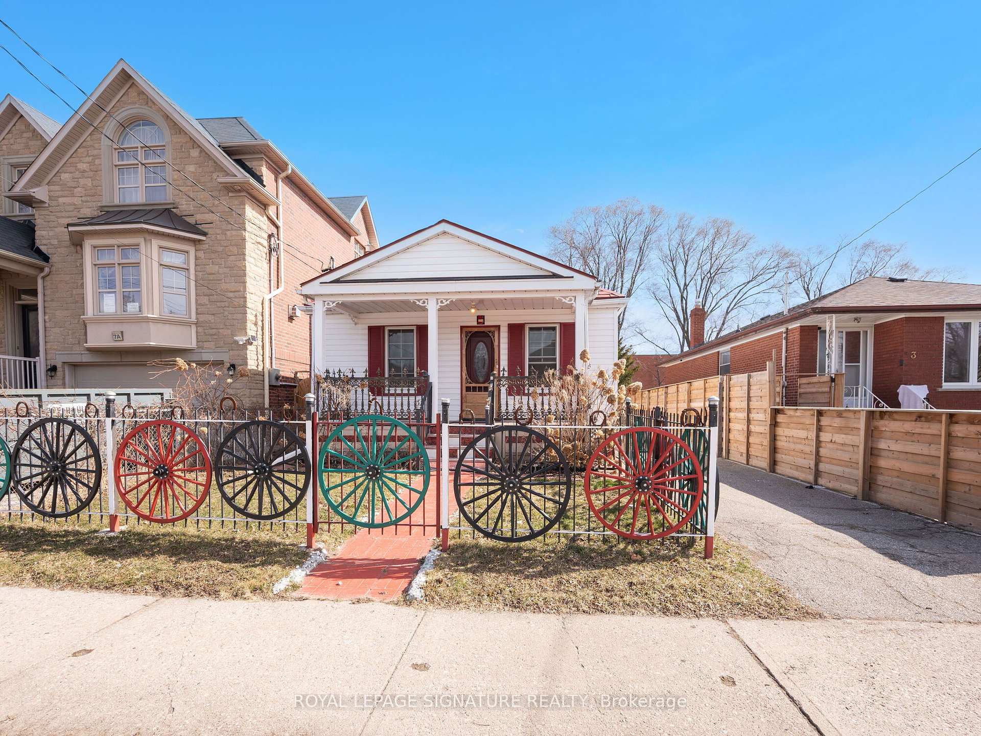 5 Connorvale Avenue, Toronto, ON M8W 3Z9