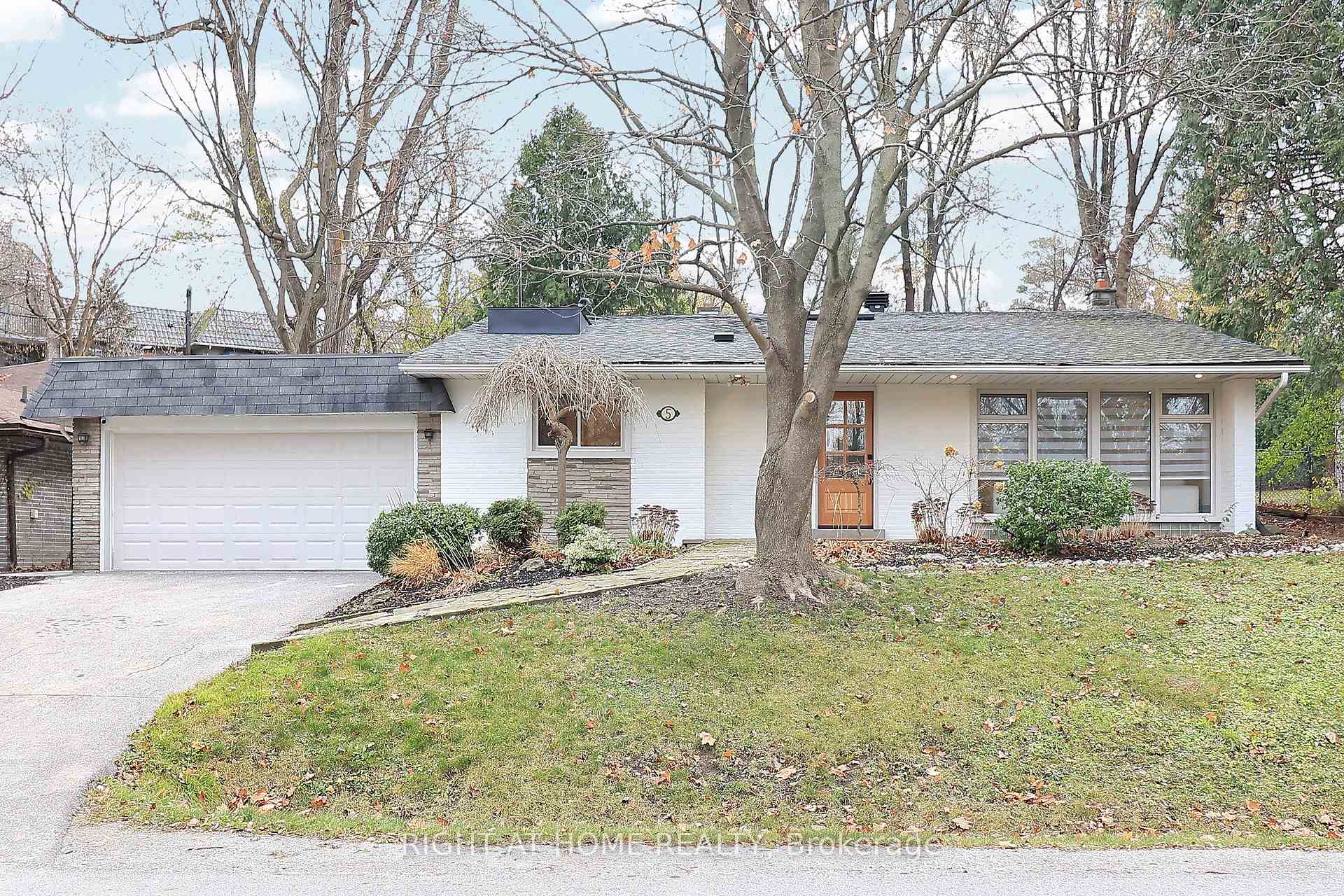 5 Harriman Road, Aurora, ON L4G 2S7
