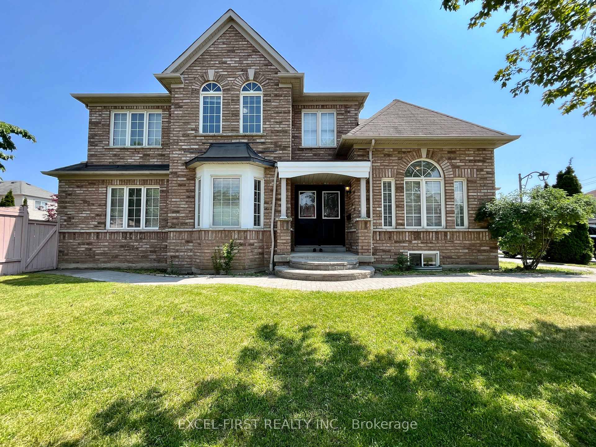 51 Longueuil Place, Whitby, ON L1R 3G9