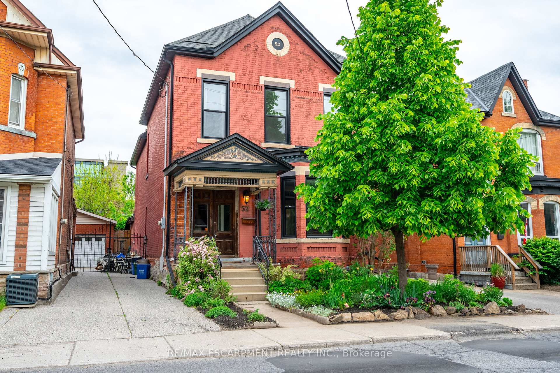 52 Barton Street W, Hamilton, ON L8L 1A4