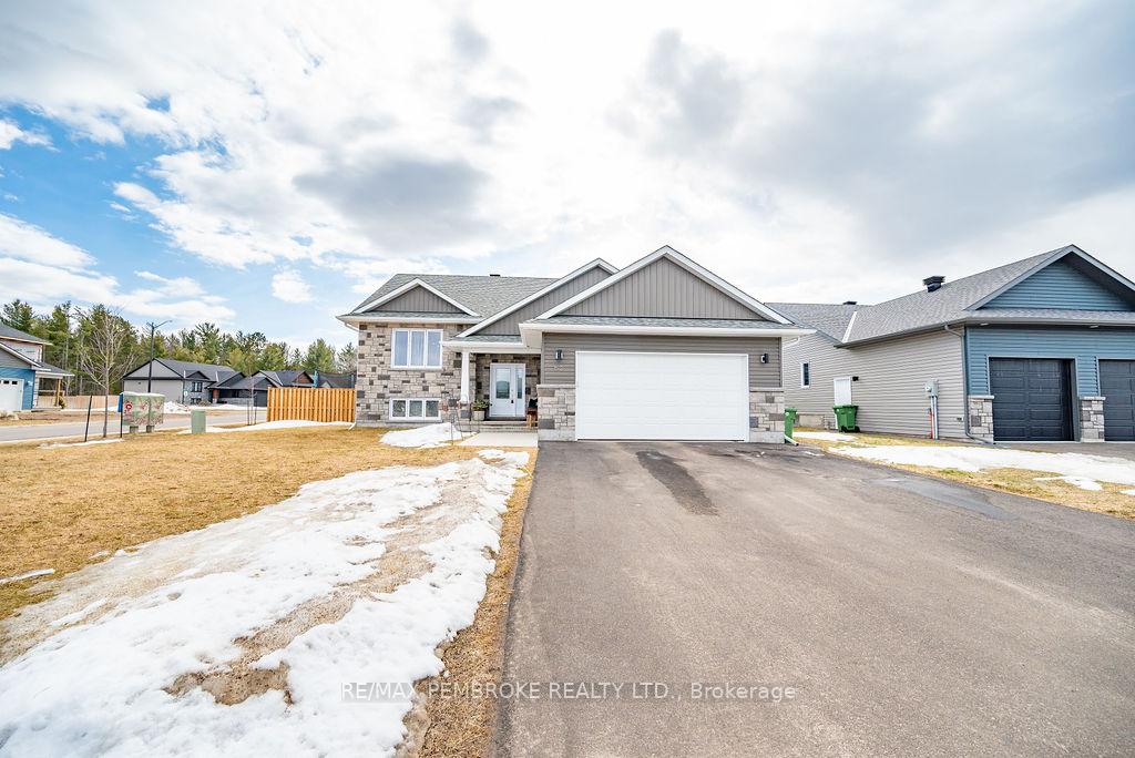 52 Liam Street, Petawawa, ON K8H 0G6