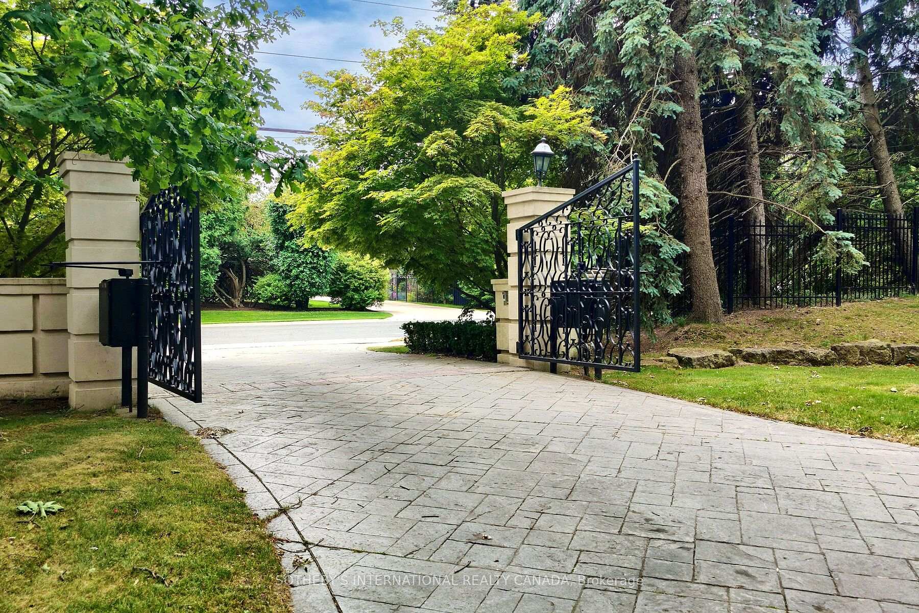 Coach house - 52 Post Road, Toronto, ON M3B 1H8