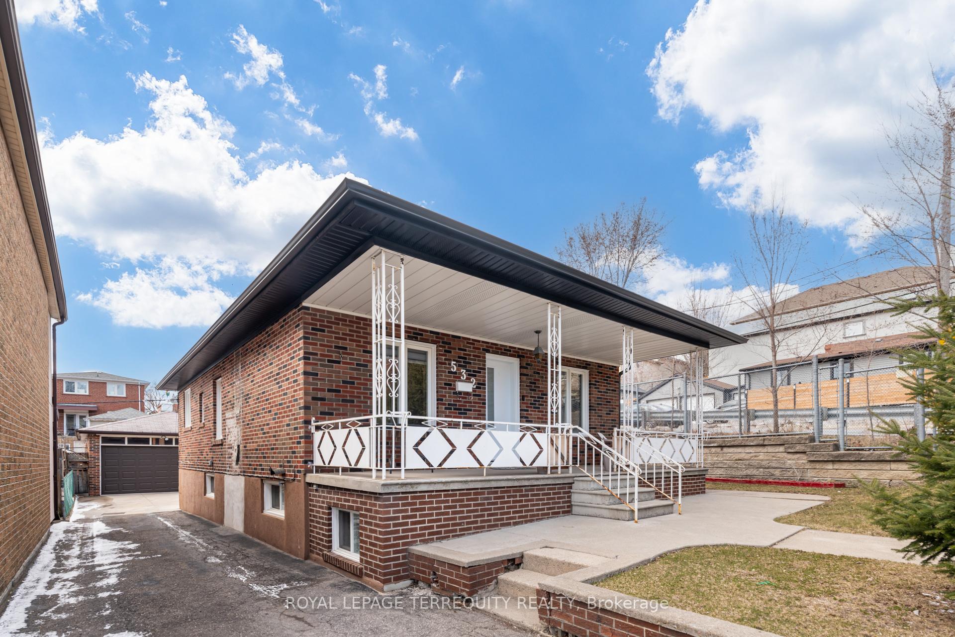532 Silverthorn Avenue, Toronto, ON M6M 3H7