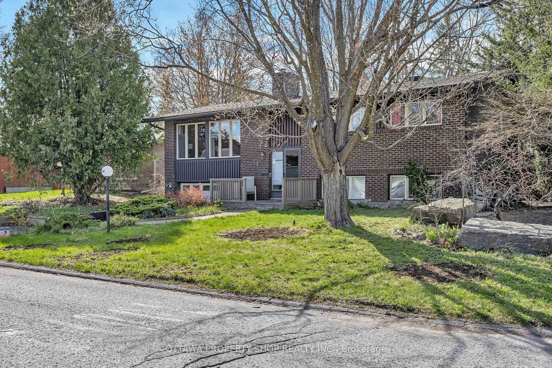 54 Chimo Drive, Kanata, ON K2L 1Y9