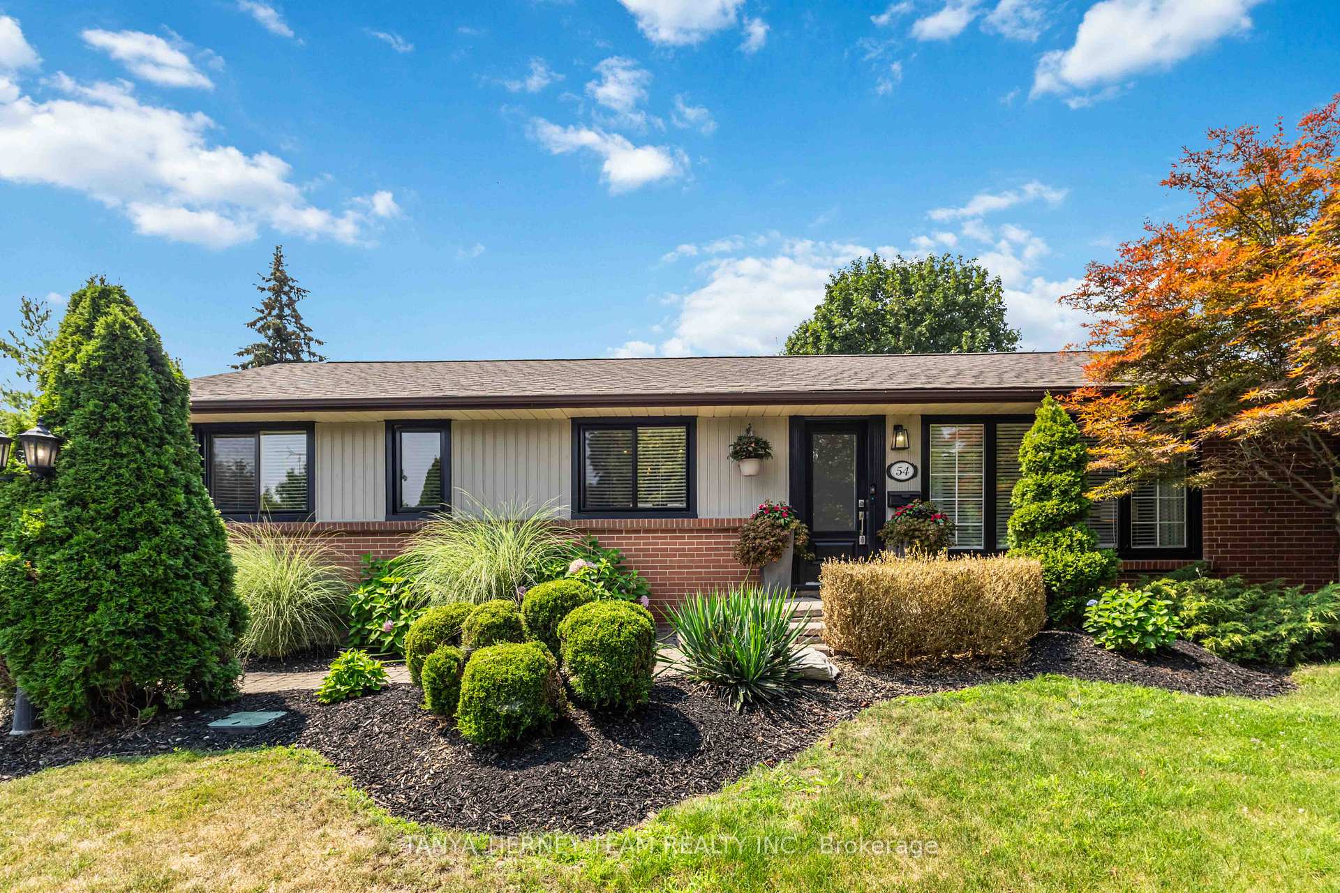 54 Montgomery Avenue, Whitby, ON L1M 1B1
