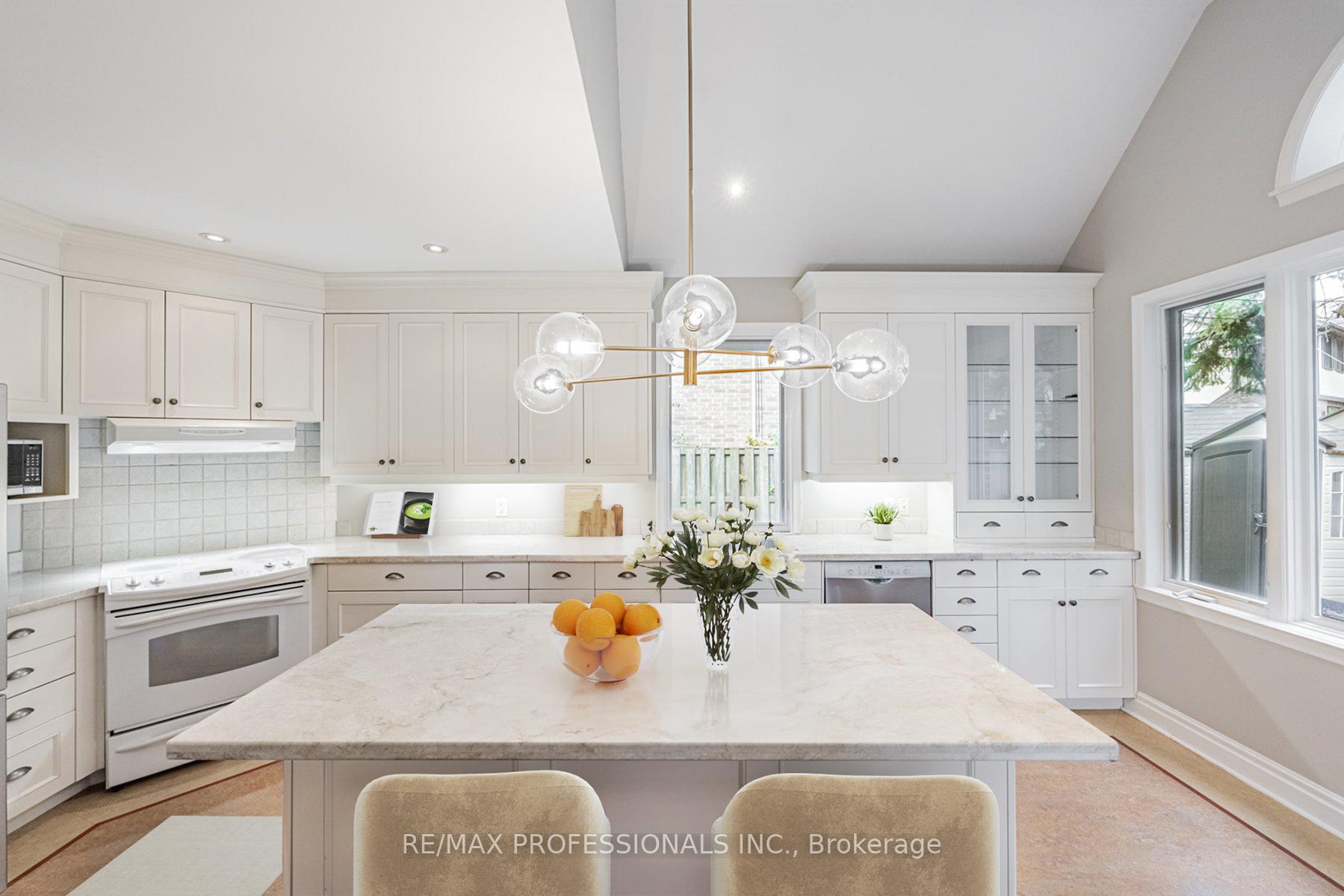 54 Robin Hood Road, Toronto, ON M9A 2W8