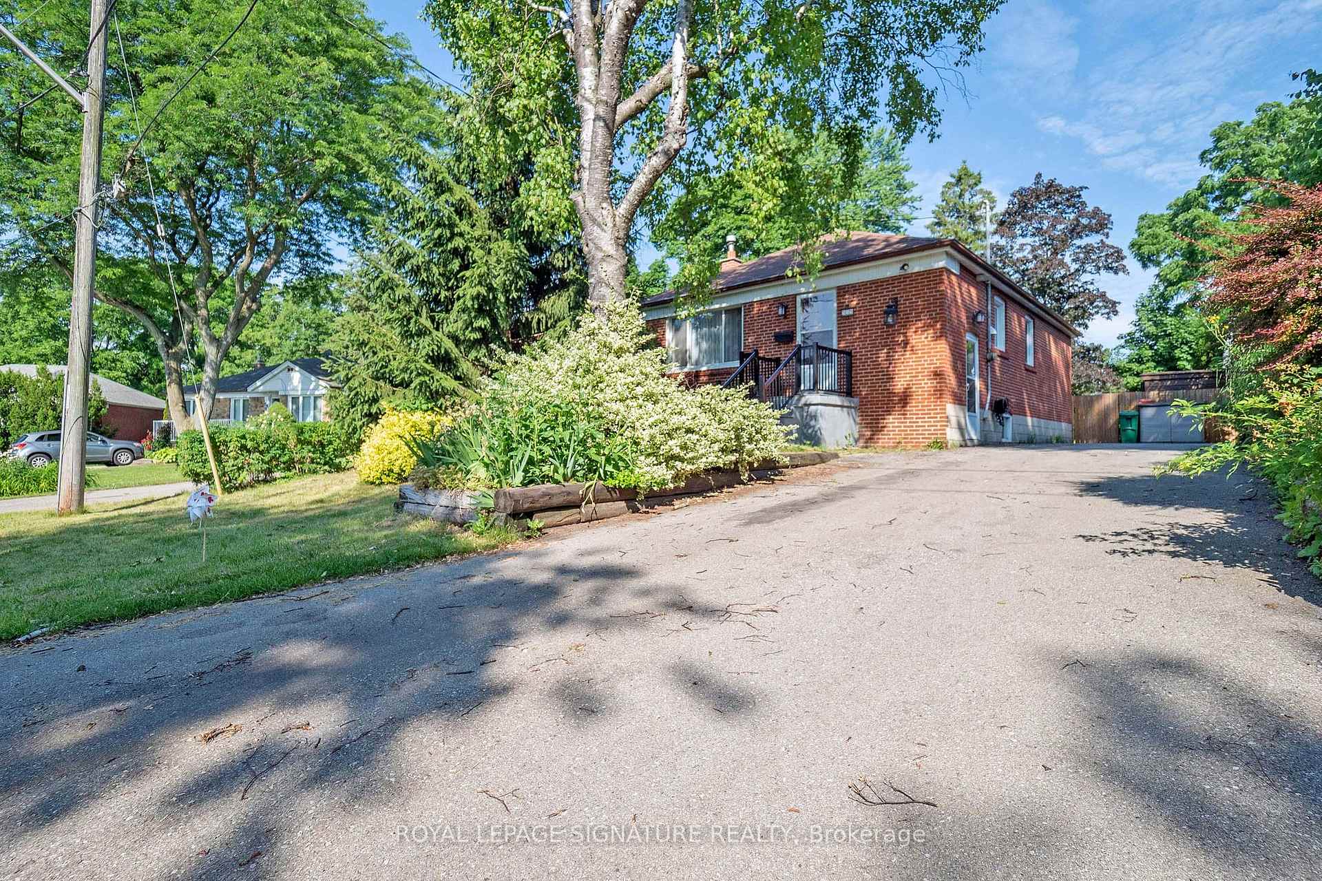 2 - 559 Drymen Crescent, Mississauga, ON L5G 2N9