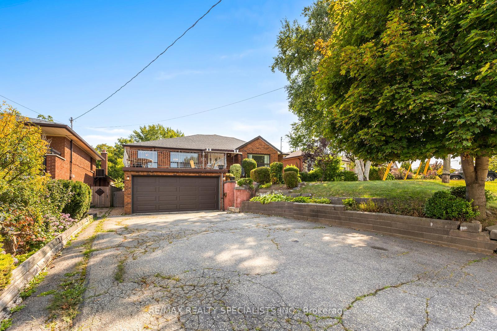 577 Rustic Road, Toronto, ON M6L 1Y2