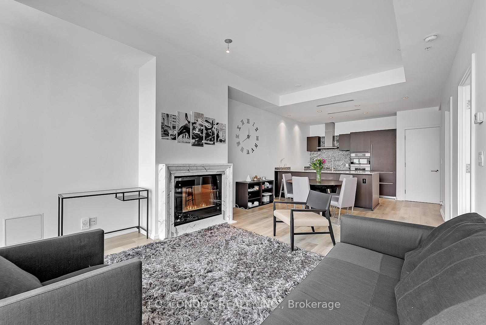 5807 - 180 University Avenue, Toronto, ON M5H 0A2