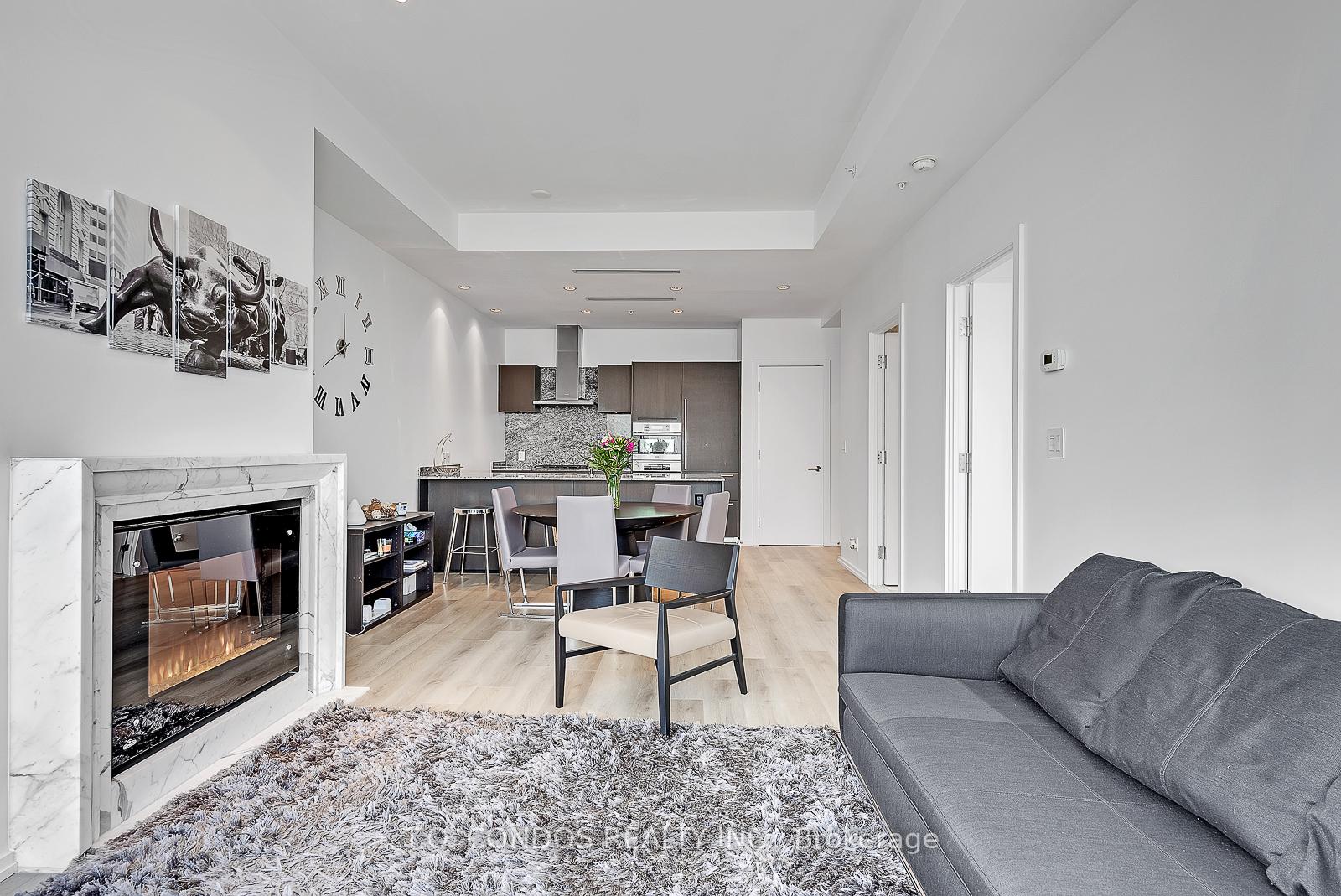 5807 - 180 University Avenue, Toronto, ON M5H 0A2