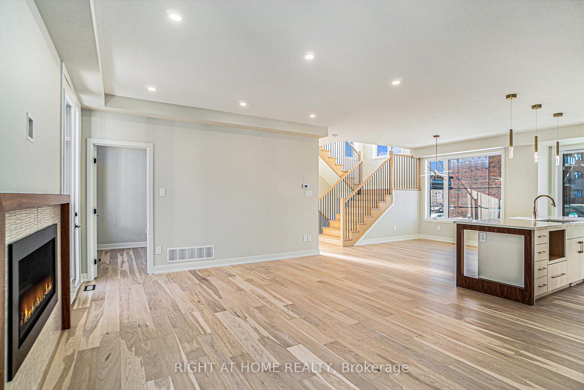 583 Codd's Road N, Manor Park - Cardinal Glen and Area, ON K1K 2G6