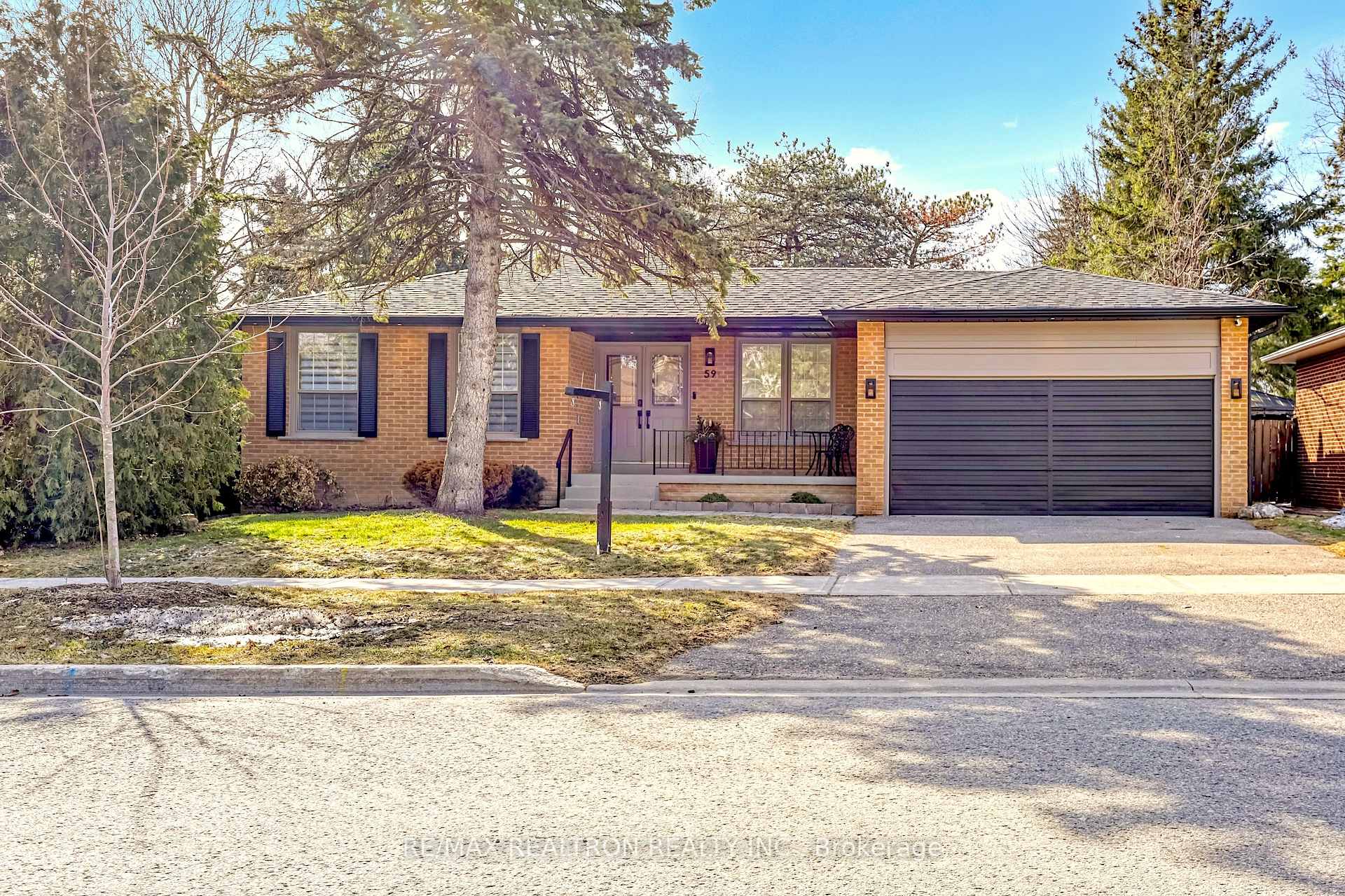 59 Fairway Drive, Aurora, ON L4G 2H3