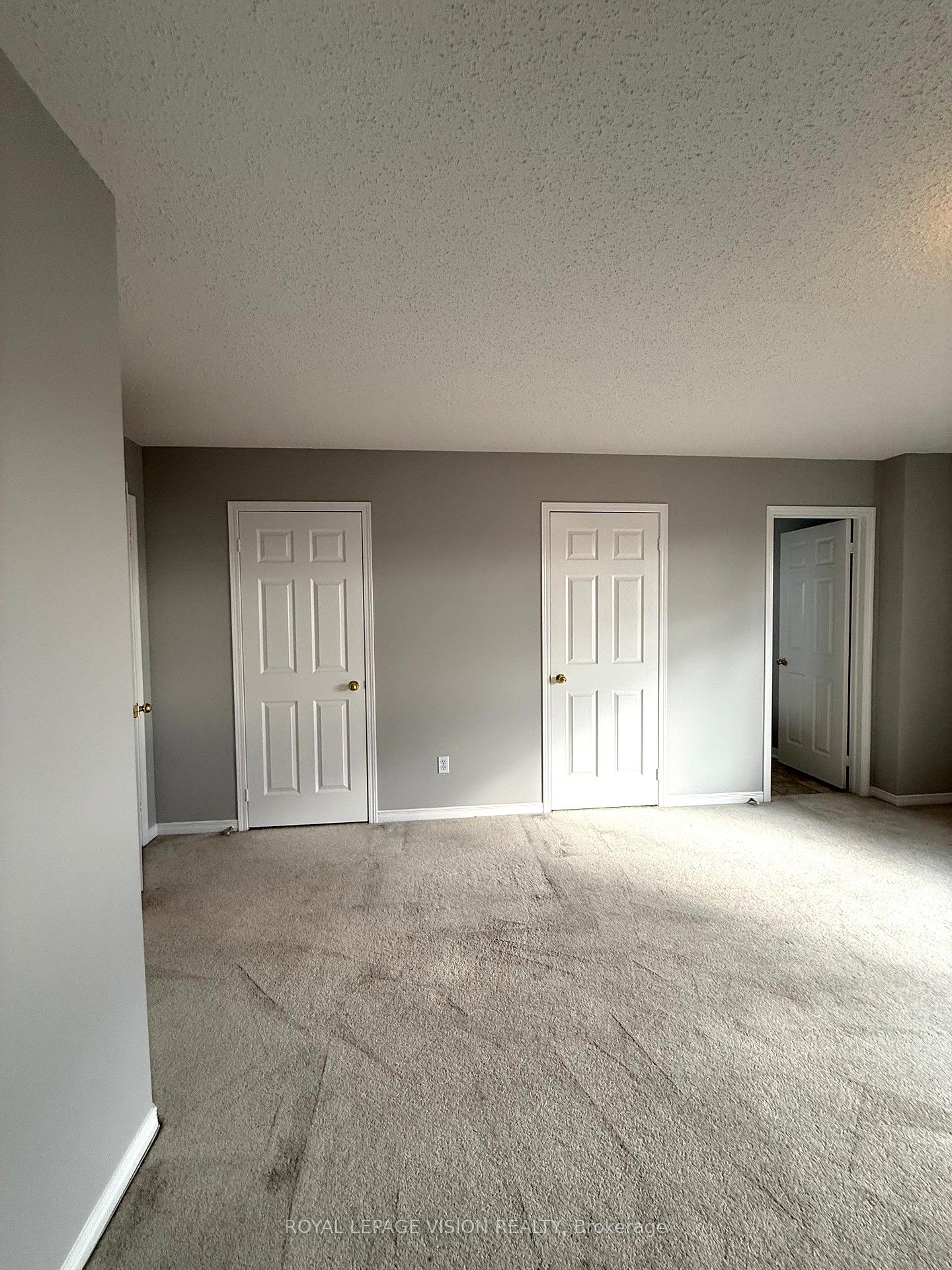 594 Flagstone Court, Oshawa, ON L1K 2Z8