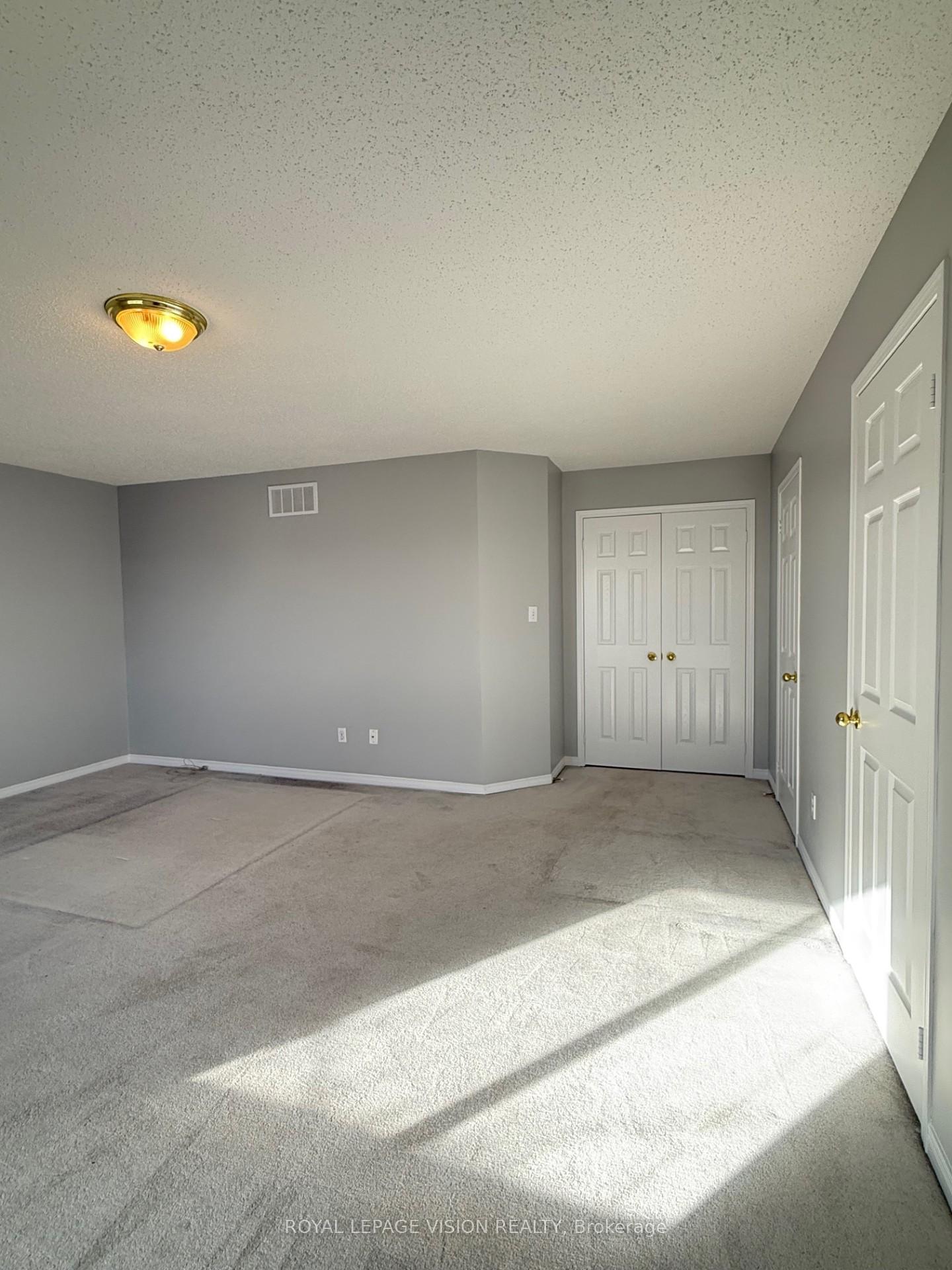 594 Flagstone Court, Oshawa, ON L1K 2Z8