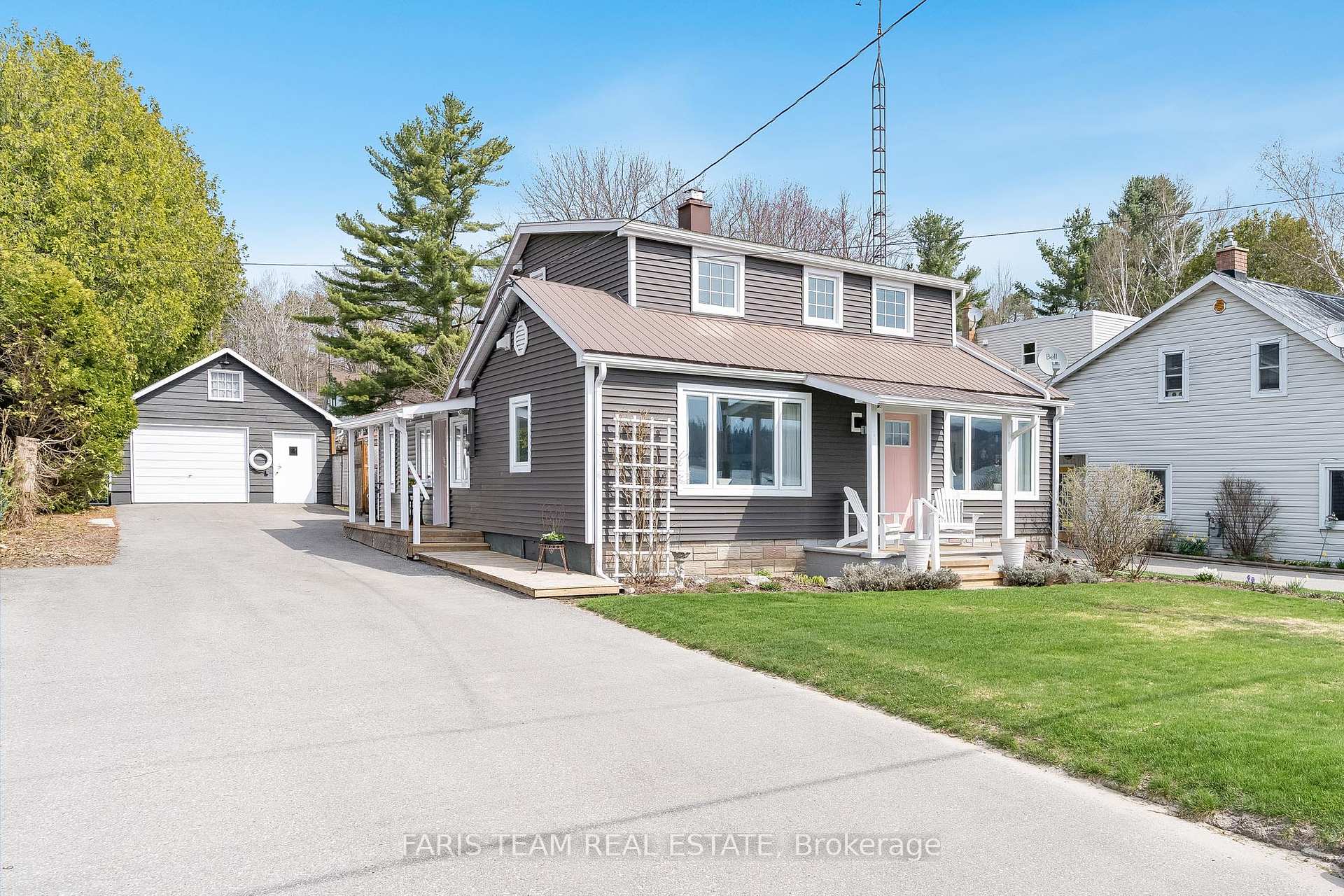 598 Champlain Road, Tiny, ON L9M 0C2