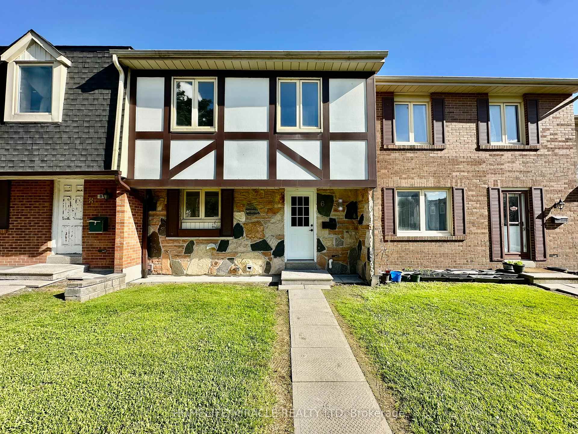 6 - 270 TIMBERBANK Boulevard, Toronto, ON M1W 2M1